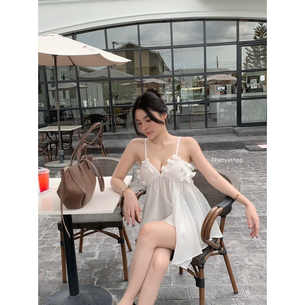 Phapassz - เซท2ชิ้น เสื้อสายเดี่ยวแต่งระบาย ผ้าพริ้วนิ่มใส่สบาย มาคู่กับกางเกงขาสั้นแถมคัตติ้งก็ ...