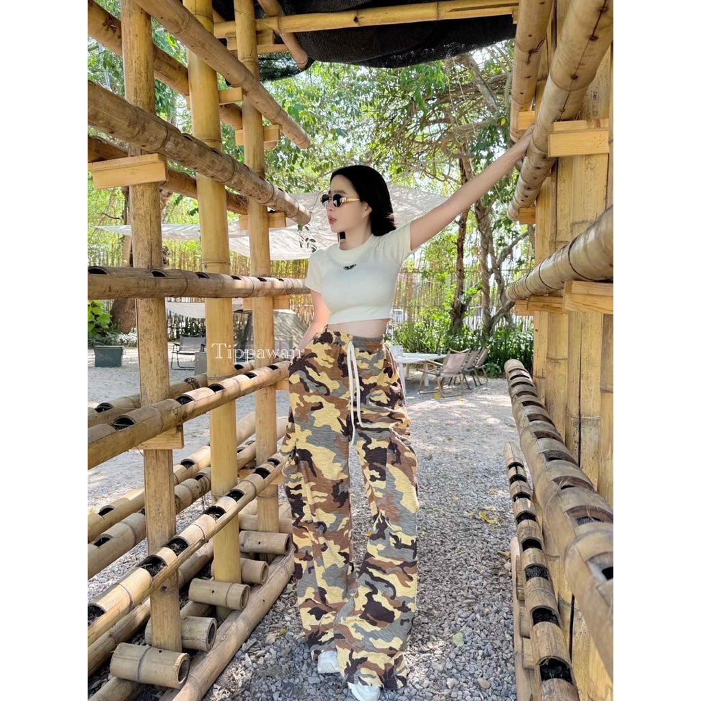 Phapassz - Setเสื้อครอปตัวจิ๋ว ติดอะไหล่T น้องมาพร้อมกางเกงขายาวทรงคาร์โก้ลายทหารแต่งกระเป๋า ...