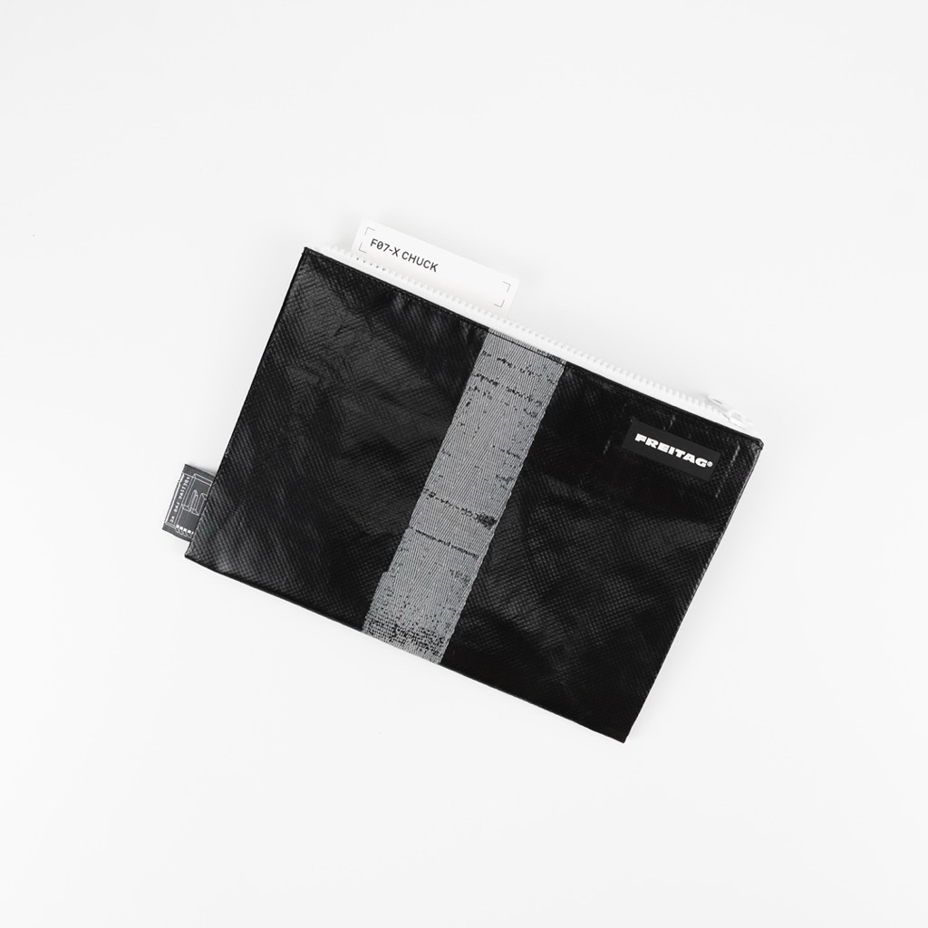 FREITAG F07 CHUCK-X ผ้าดำ ด้านในดำ ซิปขาว ผ้ากลางๆ ขึ้นเกล็ดสวยมาก แถบ ...