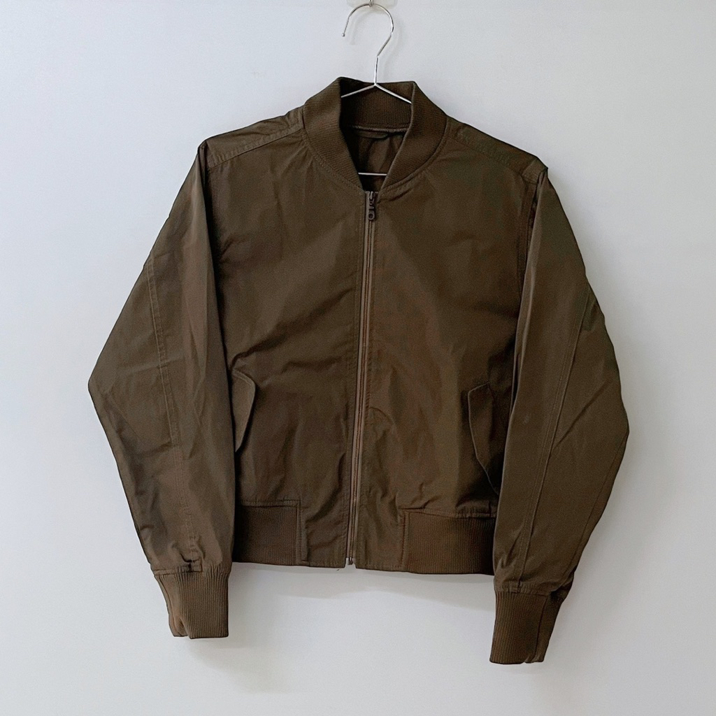 GU Bomber Jacket ทรงครอป สีเขียวขี้ม้าอมน้ำตาล | Shopee Thailand