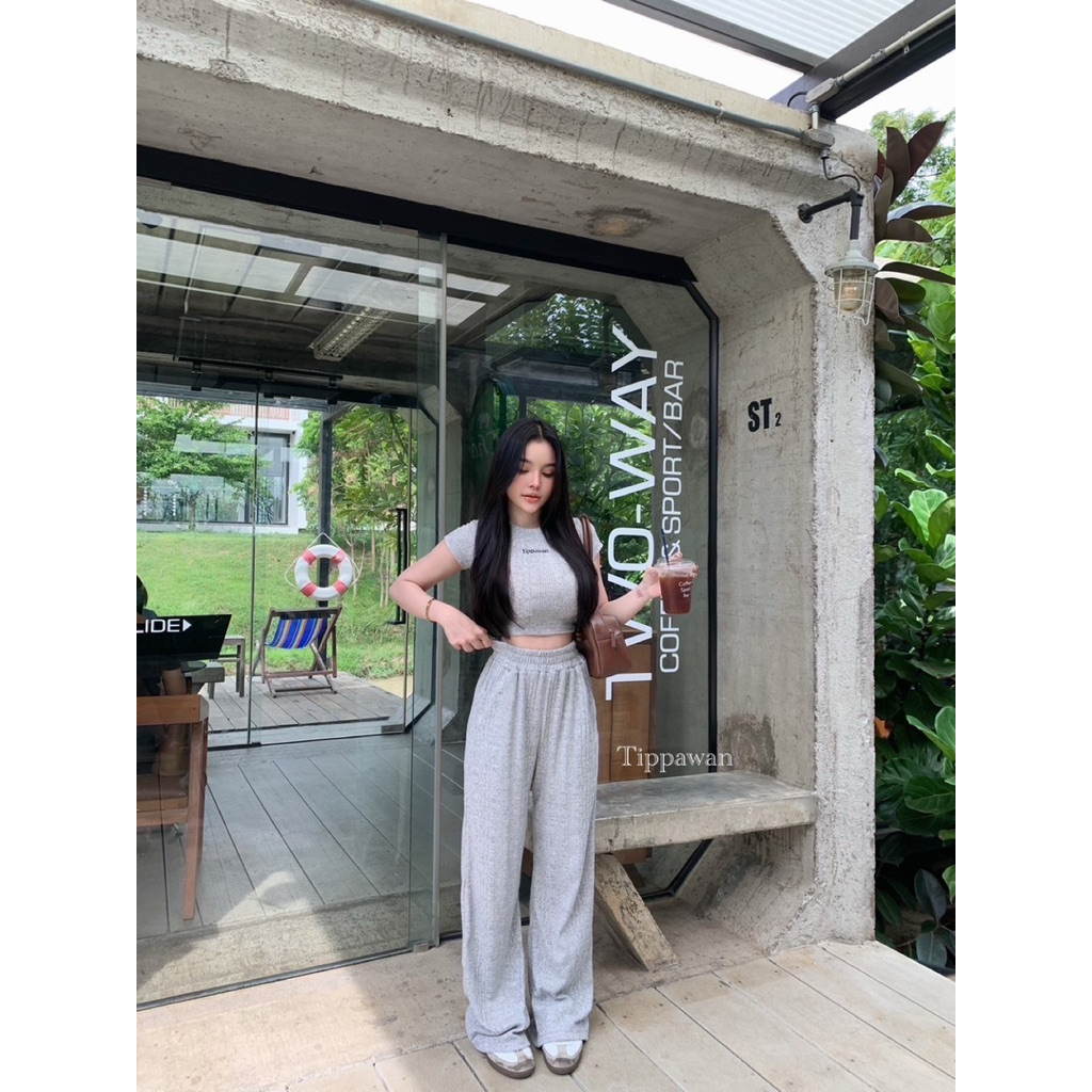 Phapassz - Set เสื้อครอปแขนสั้นโทนสีเทาปักอกTip พร้อมกางเกงขายาวเอวสูงปริ๊ด เนื้อผ้านุ่มยืดเยอะ ...
