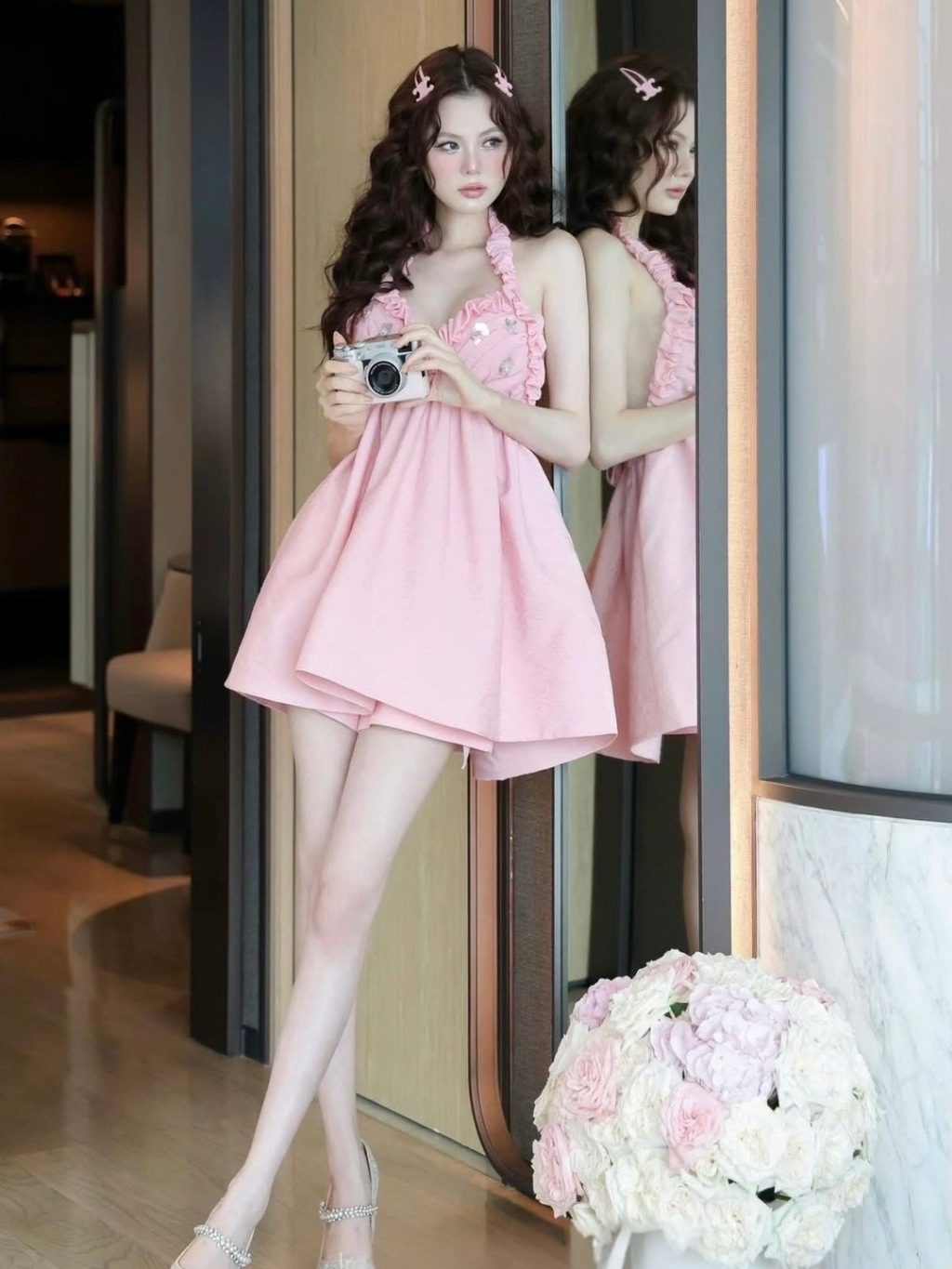 CODE-D CLOSETS | เซต2ชิ้น มินิเดรสคล้องคอ สายสม็อค ช่วงขอบ แต่งกิตเตอร์ดอกไม้ กับกางเกงขาสั้น ...