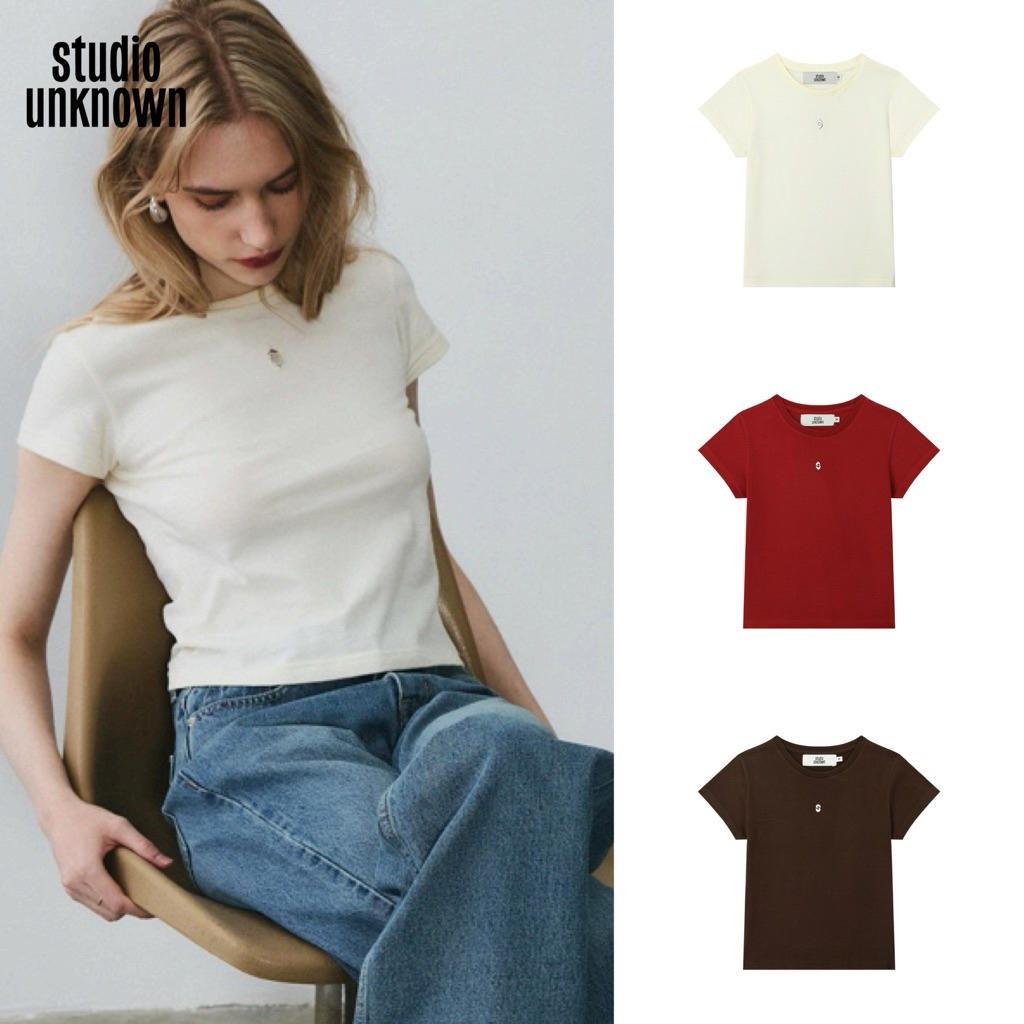 STUDIO UNKNOWN - S Crop T-shirt เสื้อยืดทรง baby tee ดีเทลโลโก้เหล็ก | Shopee Thailand