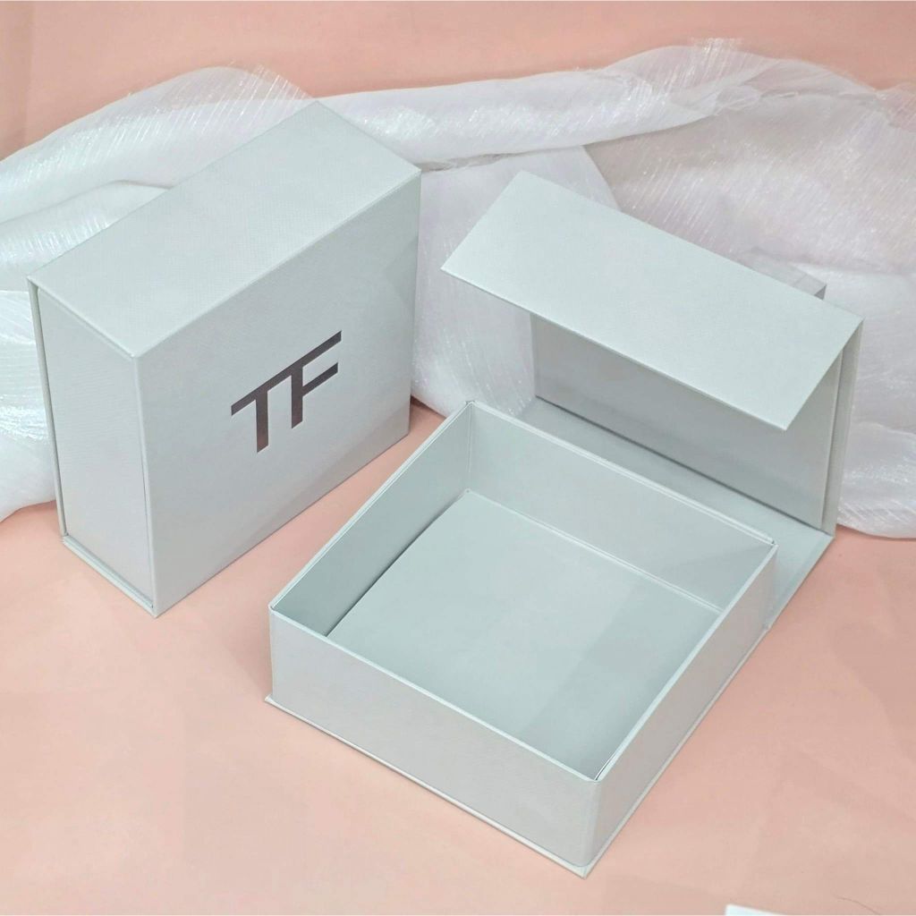 TOM FORD Gift Box ขนาด 16*16*6 cm | Shopee Thailand