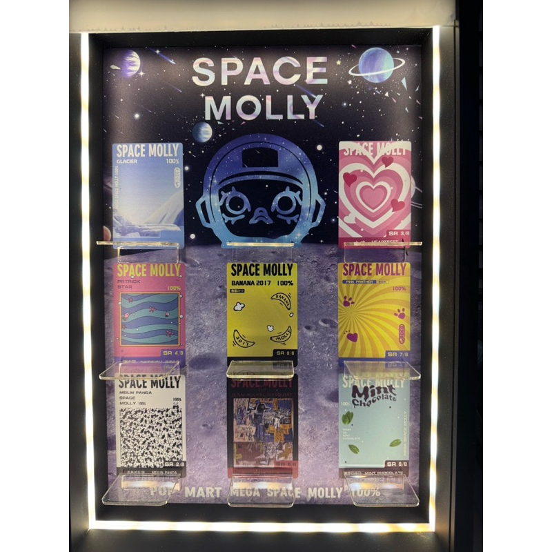 ตู้โชว์โมเดล SPACE MOLLY V2 Set Coke 9ตัว กรอบแขวนผนังพร้อมไฟ LED ปรับ ...