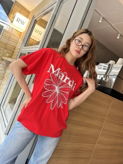 Alice♥︎ VALEN BASIC STORE MARDI T-SHIRT เสื้อยืดแบรนด์ดัง สีแดงลายดอกไม้แบรนด์สุดฮิต งานชนช็อป ...