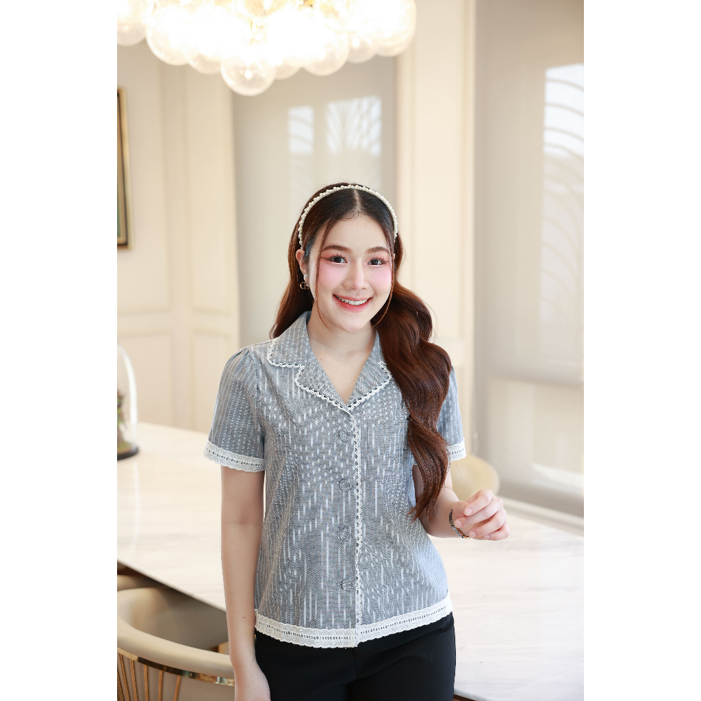 Glucoat | [T332] เสื้อคอปกลายริ้วสีเทา กระเป๋าหน้า แต่งขอบเทปลูกไม้ | Shopee Thailand
