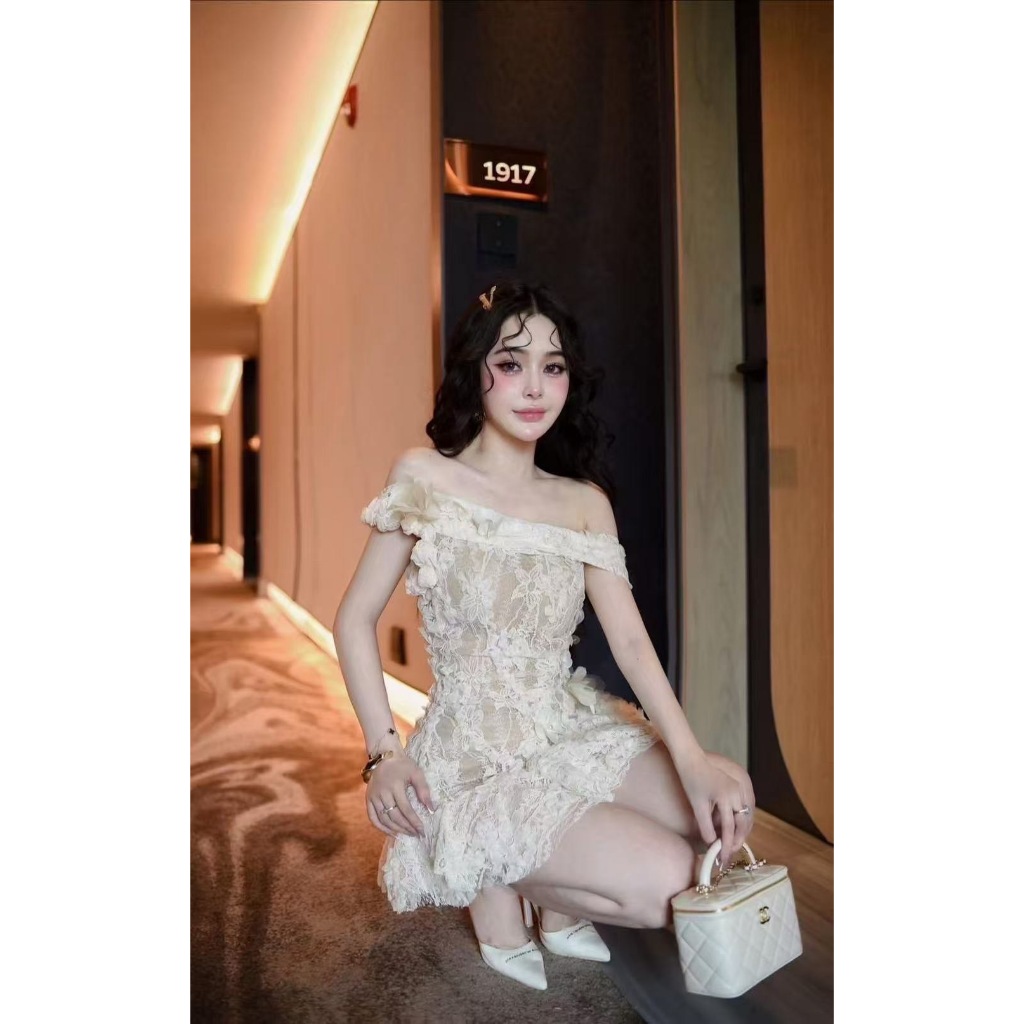 CODE-D CLOSETS | เดรสสั้น ฉลูลูกไม้ ดีเทลทรงปาดไหล่เฉี่ยง อกเสริมฟองน้ำ ดีไชน์แต่งหยัก นูนๆ | XS ...