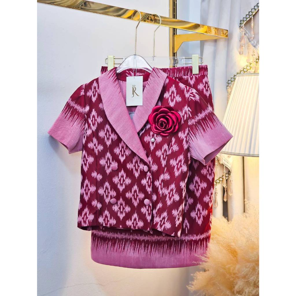 ชุดผ้าไทยจิราแบรนด์ ลายดอกรักราชกัญญา โทนสีแดงเชอร์รี่ รหัส NY09 ...