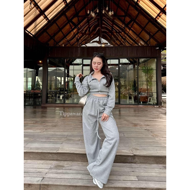 Tippawan Setแขนยาว ที่พร้อมจะขึ้นเครื่องแบบปังๆ ครอปซิปหน้า พร้อมกางเกงขายาวแบบใส่สบายๆลุยๆเนื้อ ...