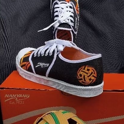 รองเท้านันยางเพ้นท์ลาย ตะกร้อ Nanyang Custom paint | Shopee Thailand