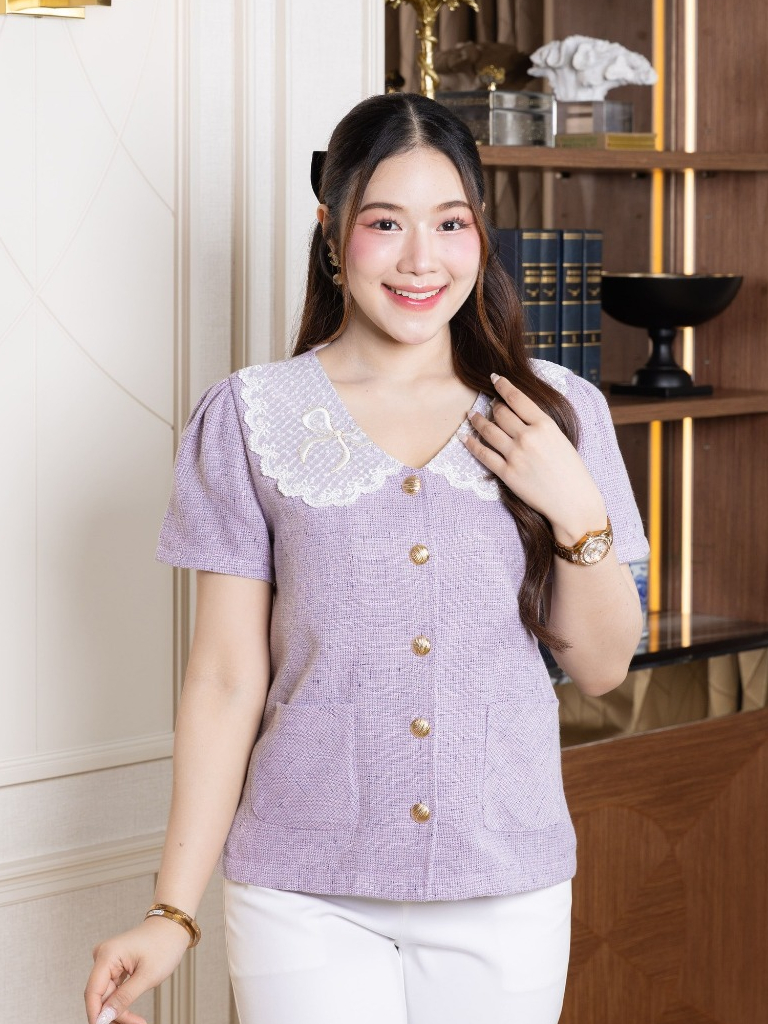 Glucoat | [T445] เสื้อทวิตทอลายสีม่วง คอวี ปกหยักปักโบว์ กระเป๋าหน้า 2 ข้าง กระดุมหน้าใช้งานได้ ...