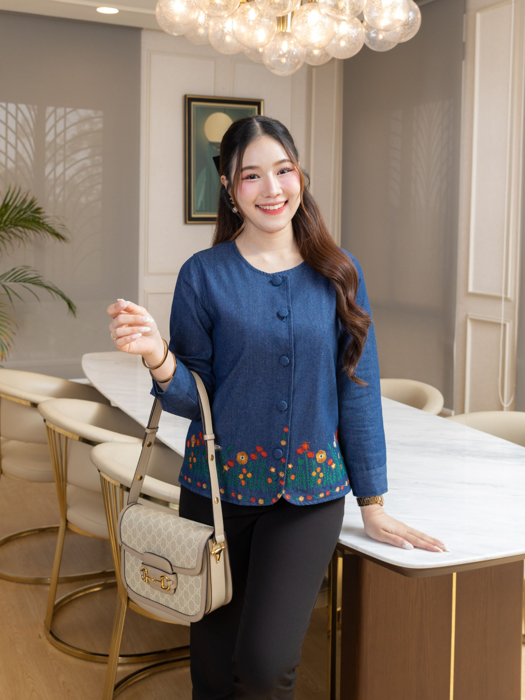 Glucoat | [T364] เสื้อคลุมแขนยาวสียีนส์เข้ม ชายเสื้อปักดอกไม้เพิ่มความสดใส กระดุมหน้าใช้งานได้ ...