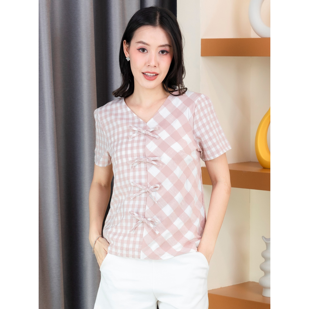 Glucoat | [T554] เสื้อสีชมพูลายสก็อต ตารางเล็กและตารางใหญ่ คอวี โบว์ด้านหน้า | Shopee Thailand