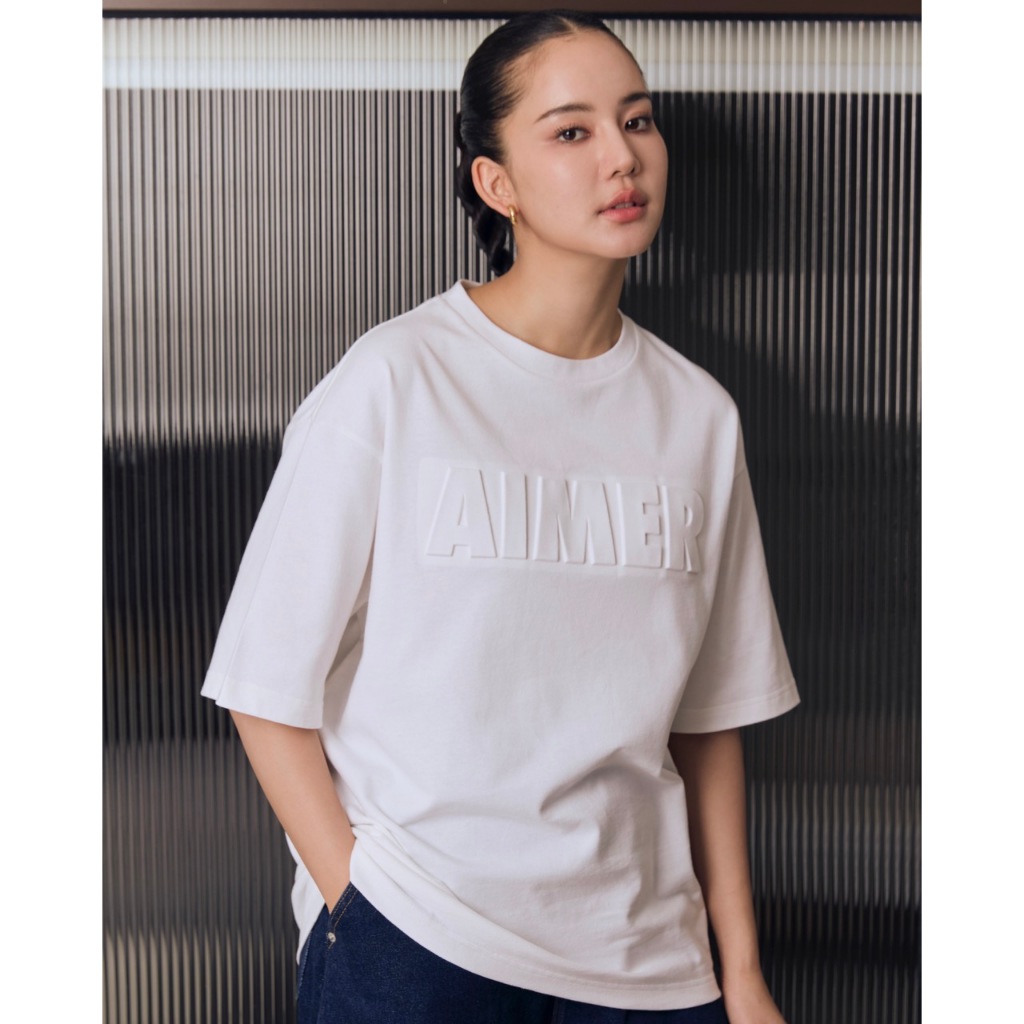 AIMER - Embossed Logo T-shirt in White เสื้อยืดโอเวอร์ไซส์ ลายปั๊มนูน ...