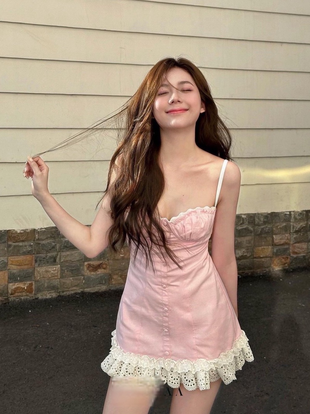 Teera ️พร้อมส่ง เดรสสั้นสายเดี่ยวซิปหลัง+สมอคสายปรับได้แต่งระบายชายกระโปรง แต่งกระดุมหลอก ...