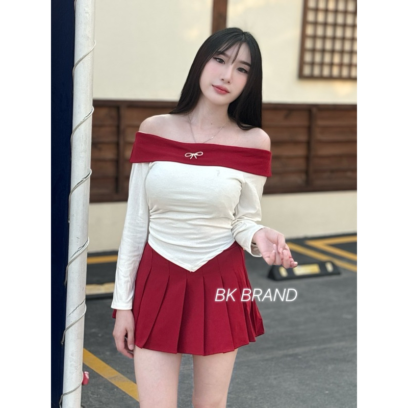 Phapassz - Set เปิดไหล่แขนยาวแต่งขอบอกสลับสีติดเข็มกลัดน้องโบวเพชรมาพร้อมกระโปรงทรงเทนนิส คือ ...