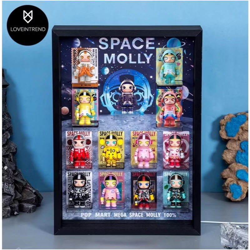 ตู้โชว์โมเดล SPACE MOLLY V2 Set Coke 13 ตัว กรอบแขวนผนังพร้อมไฟ LED ...