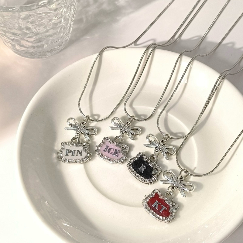 สร้อยคอ Hello Kitty Winking ᰔ ใส่อักษรได้ 3 ตัว A Z0 9 แจ้งทางแชท 8683