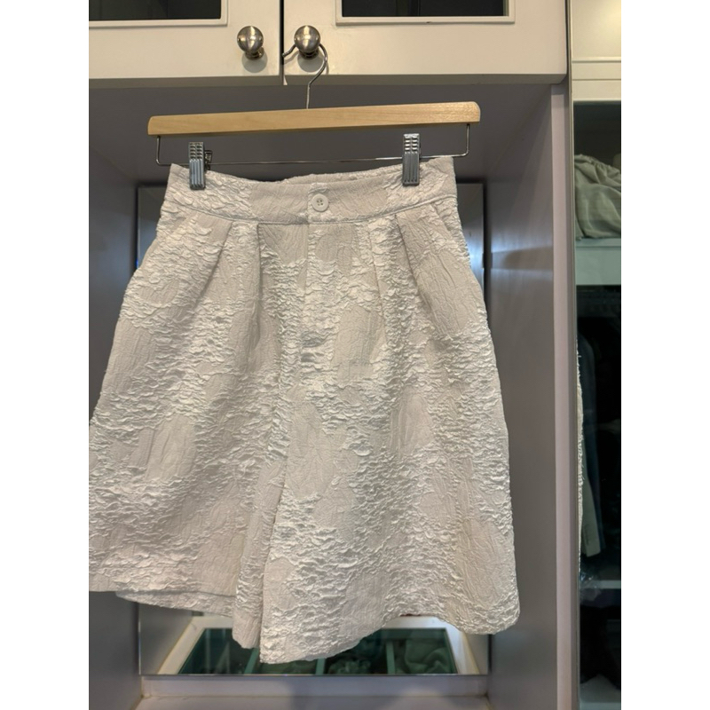 Usedกางเกงขาสั้น มีระบายตามขอบ มี2สี ขาว กับ น้ำตาล | Shopee Thailand
