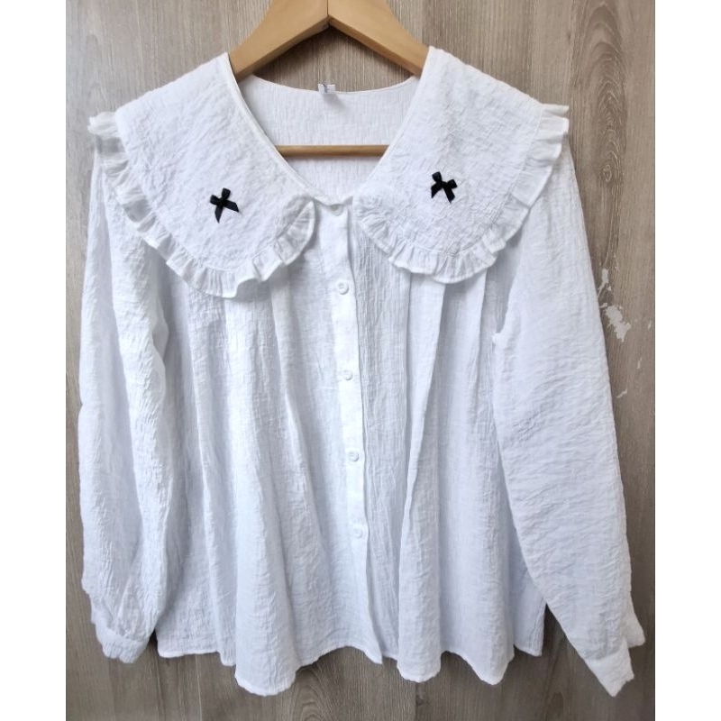 F856เสื้อขาวคอบัวใหญ่แต่งผ้าย่นรอบปกติดโบว์สาวอวบ | Shopee Thailand