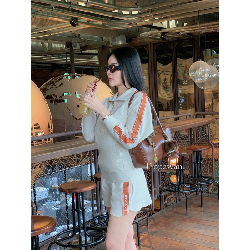 Phapassz - Setเสื้อแขยาววอมแบบสบายๆ สีละมุน ขาสั้นดูดีแบบชุดเดียวจบ ตีแถบTippawan | Shopee Thailand