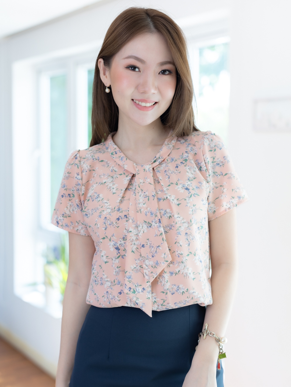 Narinari : NT2429 Tie-Neck Floral Blouse เสื้อแต่งสายผูกคอ ลายดอก ผ้าไหมอิตาลี เสื้อทำงาน ...