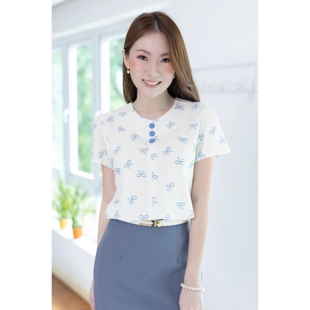 [สงกรานต์ส่งปกติ] Narinari : MT0301 Triple Button Crinkled Blouse – White ผ้าอัดย่นลายโบว์ฟ้า ...