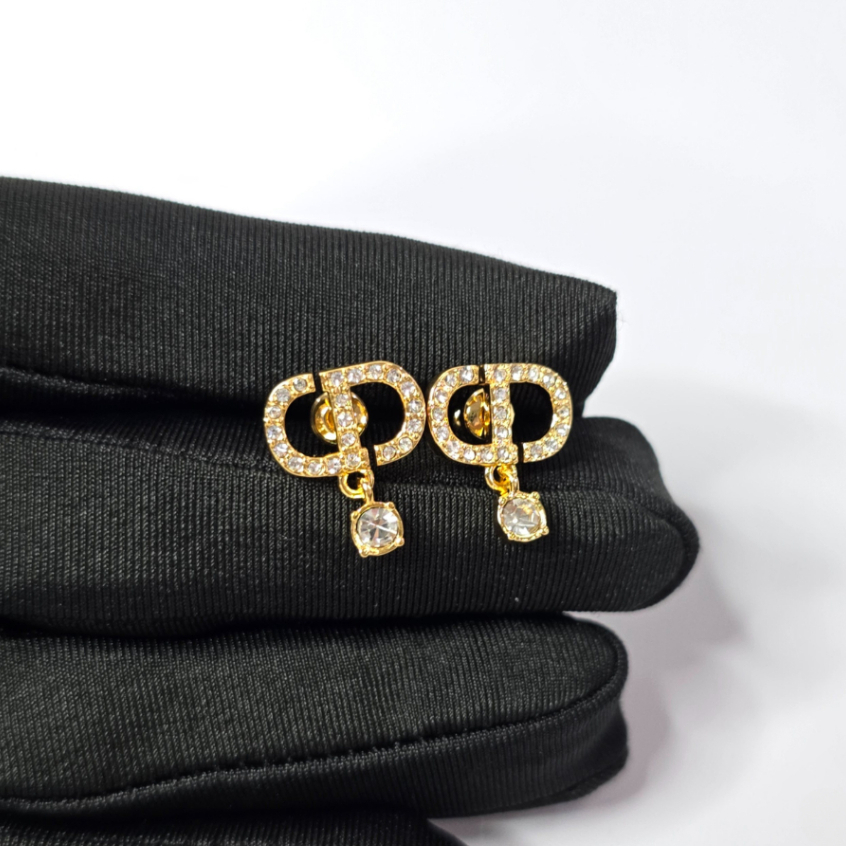 ใหม่ ต่างหู จี้ตัวอักษร CD งานพรีเมี่ยม ประดับเพชร ก้านเงินแท้S925 เรียบ มีระดับ หรูหรา สีทอง ...