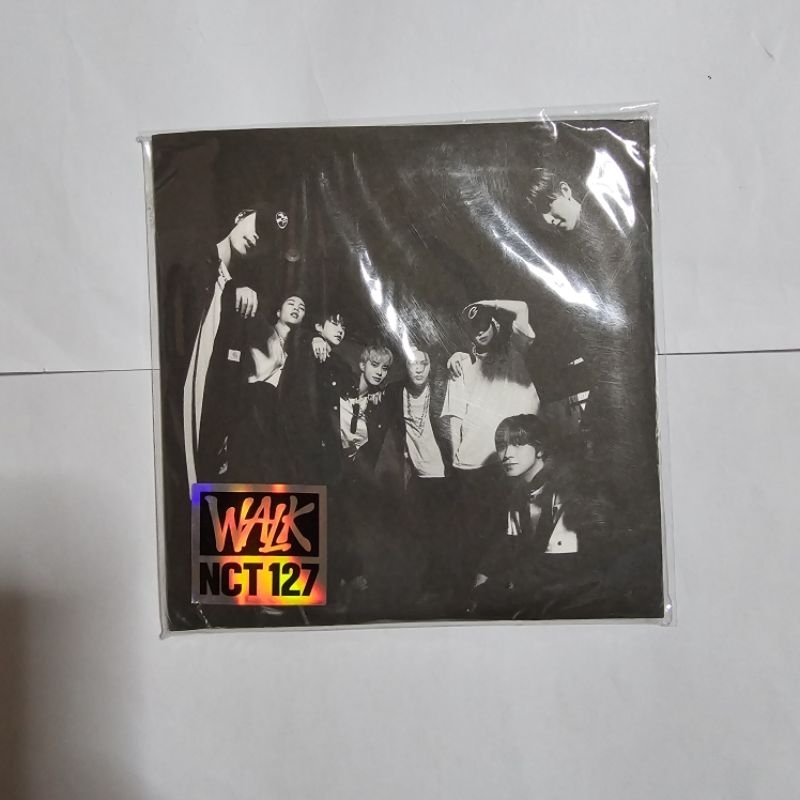 NCT 127 - WALK POSTER VER แกะแล้ว สภาพดี ไม่มีการ์ด ได้ของตามภาพค่ะ ...