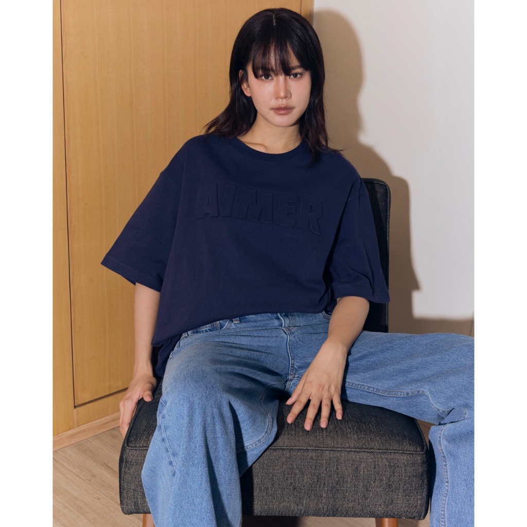 AIMER - Embossed Logo T-shirt in Navy เสื้อยืดโอเวอร์ไซส์ ลายปั๊มนูน ...