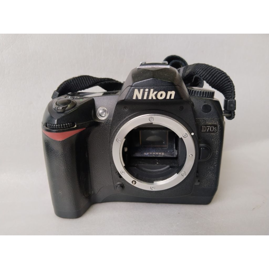 กล้องดิจิตอล body nikon D70 S ( ได้เฉพาะตัวเครื่อง) งานช่างเปิดติด จอหลังดำ จอบนใช้ได้ เอาไปซ่อม ...