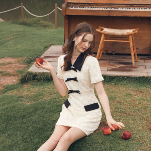 Jaune Angela Dress เดรสสีครีมปกดำตกแต่งด้วยโบว์น่ารักมากๆ ลุคดู ...