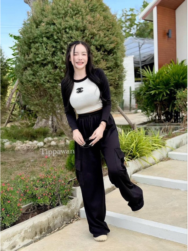 Tippawan Set ครอปทูโทนติดอะไหล่ มาพร้อมวอมทรงคาร์โก้ ทรงใส่สบายมากกกกก ง่ายๆแบบชุดเดียวจบ สีดำ ...
