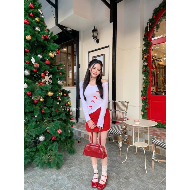 Phapassz - Set เสื้อแขนยาวติดอะไหล่โบว์สีแดง มาพร้อมกระโปรงทรงเอ แบบจึ้งๆ Tippawan | Shopee Thailand