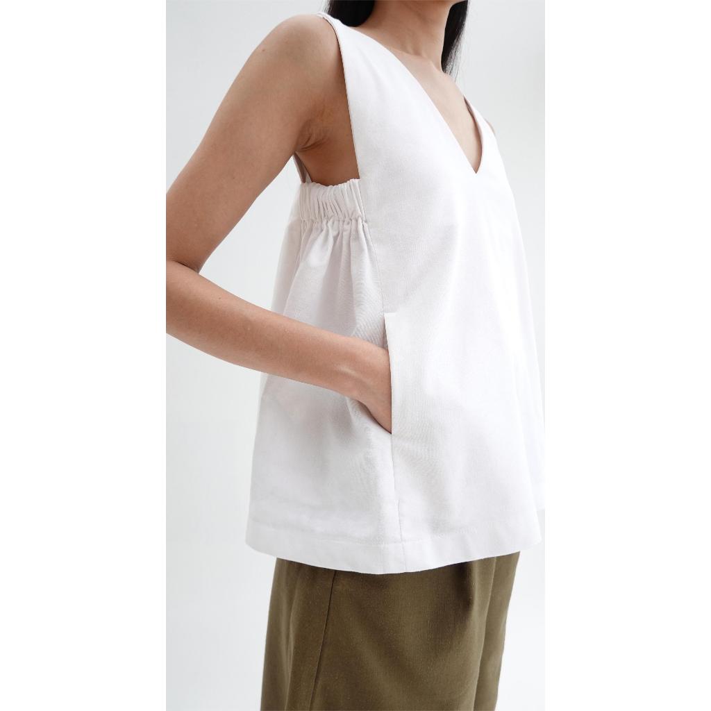 ARYI.STUDIO - breezy sleeveless เสื้อแขนกุด มีกระเป๋าให้ทั้ง2ข้าง พร้อมซับในส่วนหน้าอก | Shopee ...