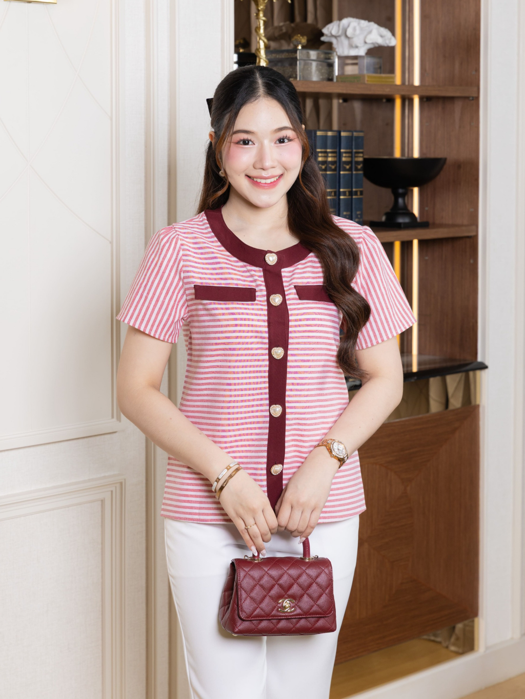 Glucoat | [T313] เสื้อสีแดงขาวลายริ้ว แต่งกระดุมมุกหัวใจ | Shopee Thailand