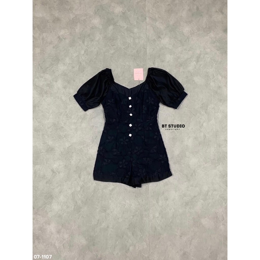 BT 07-1107 (K) เพย์สูทแขนสั้นขาสั้น ช่วงคอแต่งเว้า แขนแต่งพอง งานลูกไม้ ...