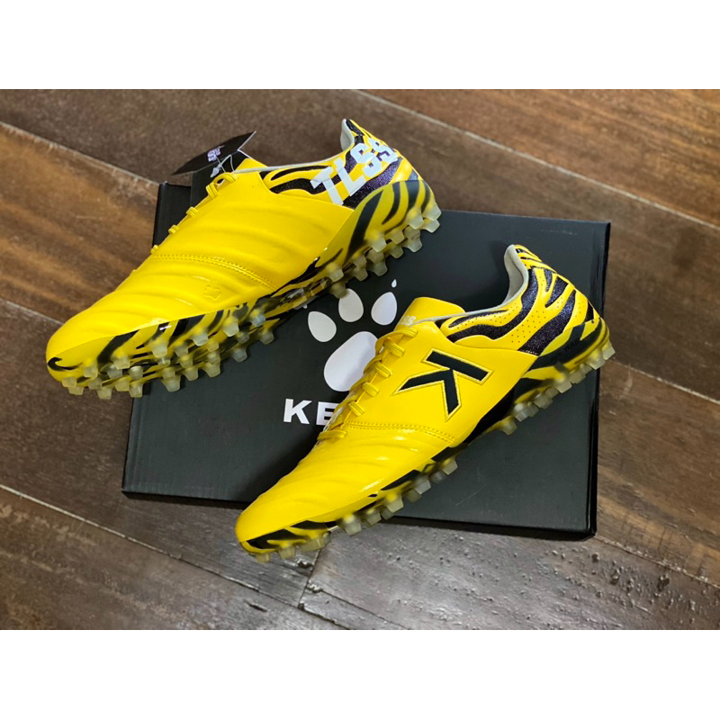 Kelme X Tlss MG หนังจิงโจ้สีเหลือง (มีไซส์ 255/260) | Shopee Thailand
