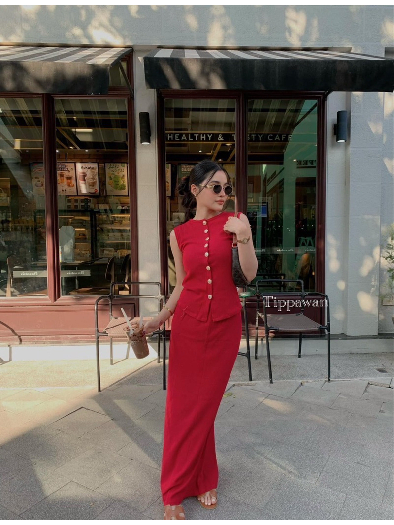 'TIPPAWAN ' set เสื้อแขนกุดกระดุมหน้าสีทอง มาพร้อมกระโปรงทรงเอยาว ผ่าข้างสวยสะดุด รับตรุษจีน ...