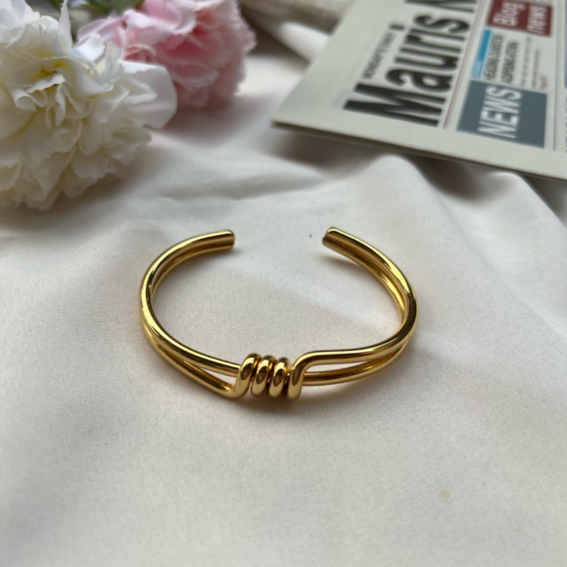 ส่งต่อ กำไลติดแกรมสีทอง แบรนด์ her.objective สวยมากกกก ไม่ลอก ไม่ดำ | Shopee Thailand