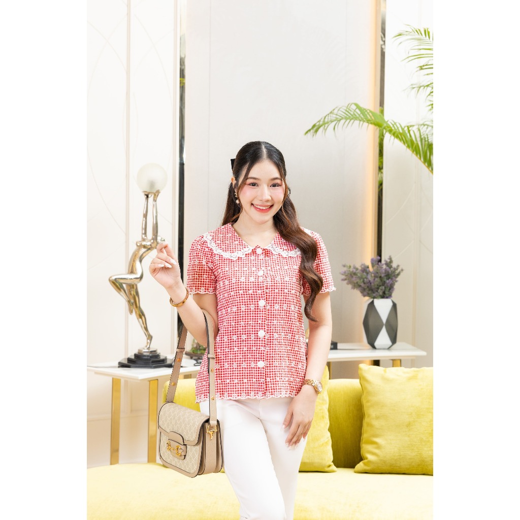 Glucoat | [T350] เสื้อสีแดงฉลุลายสก็อต คอปก ปกดอกไม้ ชายหยัก กระดุมหน้าใช้งานได้ | Shopee Thailand