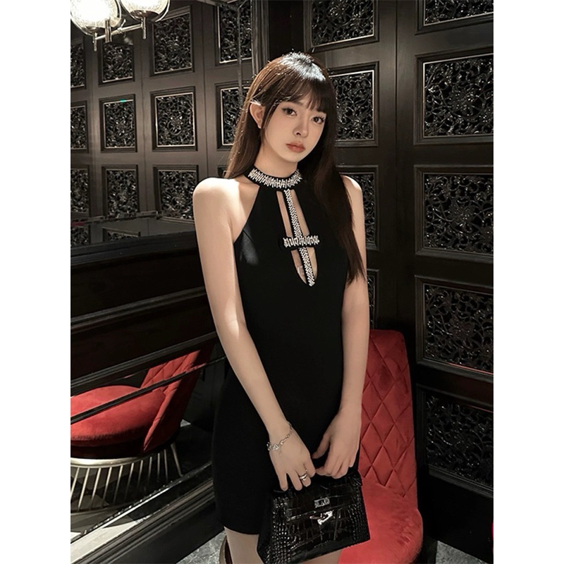 [NITTAYA] D2504 ชุดเดรสกระโปรงคอเต่าแขนกุดดีเทลประดับเพชรเว้าช่วงอก ...