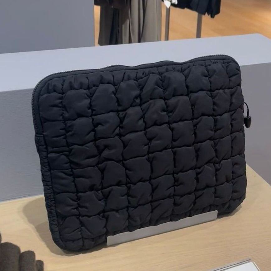 พร้อมส่ง * Cos Quilted Laptop Case กระเป๋าใส่ laptop และเอกสาร สีดำ ...