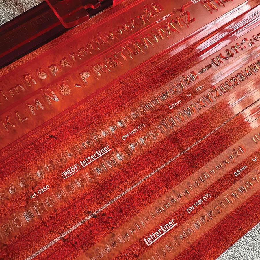 เทมเพลท เขียนตัวหนังสือภาษาอังกฤษ/เยอรมัน Letter Liner ยี่ห้อ Pilot ...