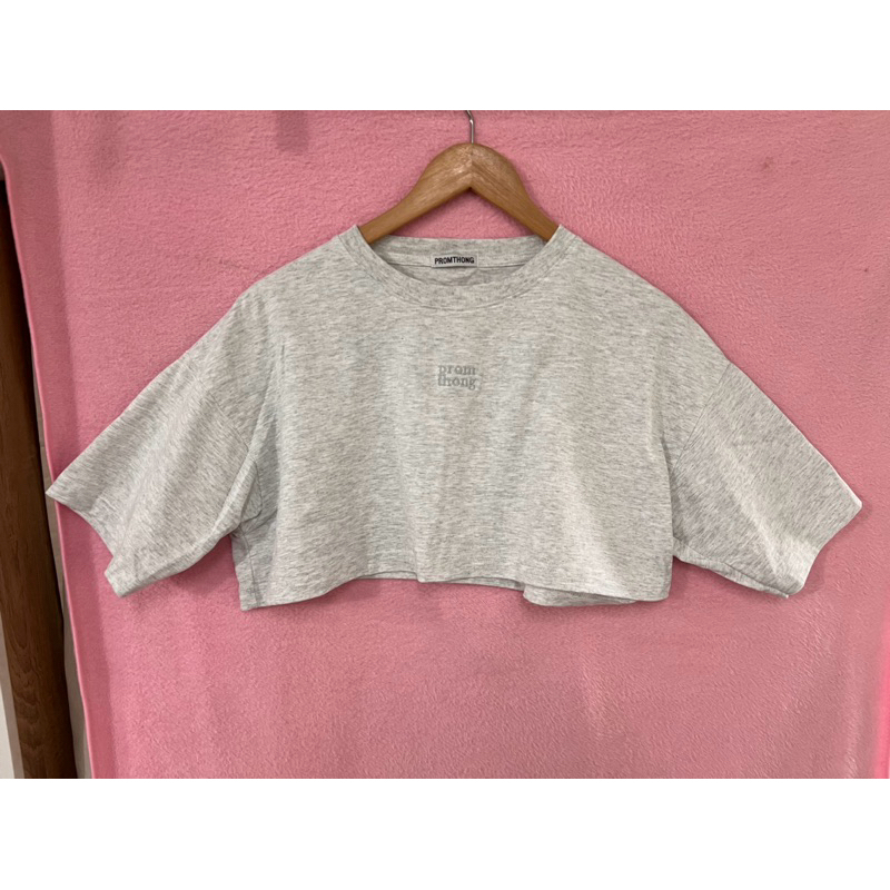 ส่งต่อ เสื้อยืดครอป สีเทาอ่อน ป้าย Promthong ใส่หนึ่งครั้ง | Shopee ...