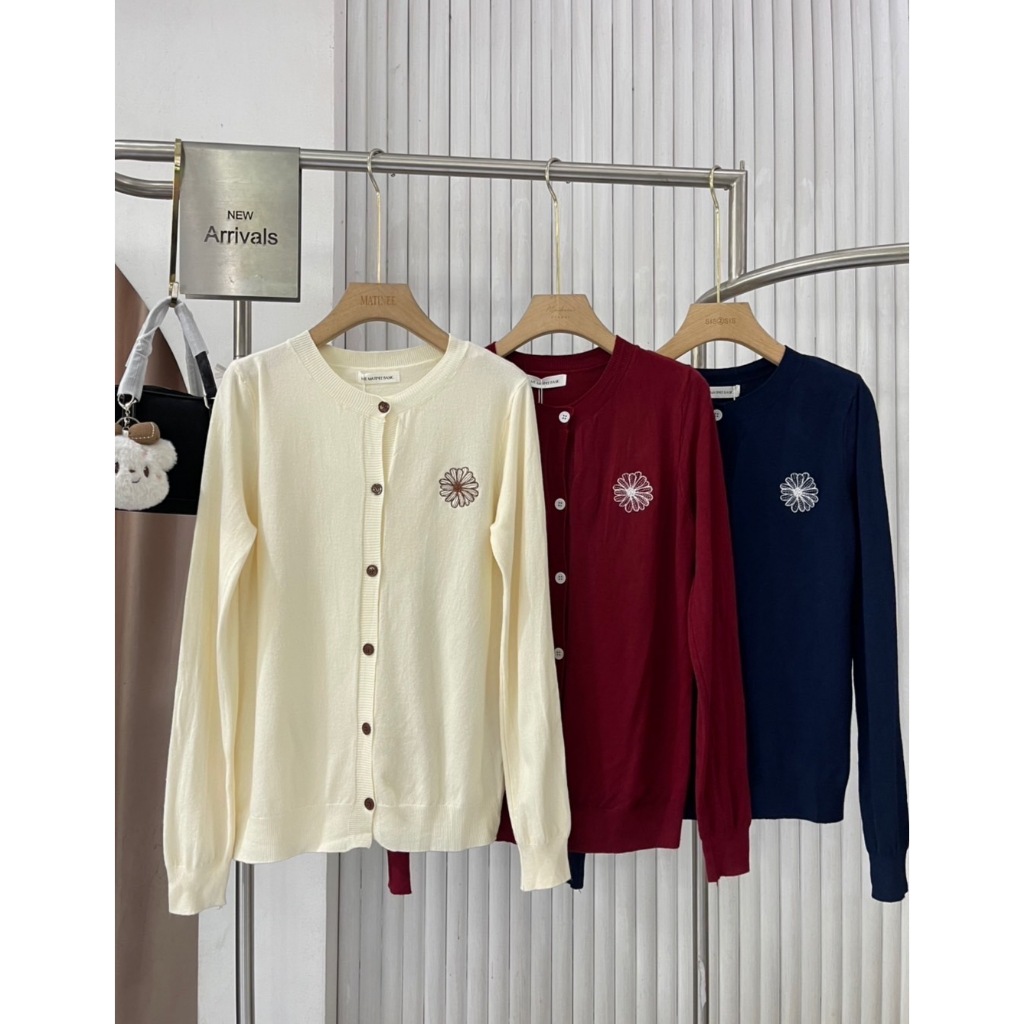 [พิมพ์โค้ด SISDEC ลด 60.- ] M1620 เสื้อไหมพรม ปักอก ผ้านุ่ม3 สีสวย ครีม กรม แดง 240- | Shopee ...