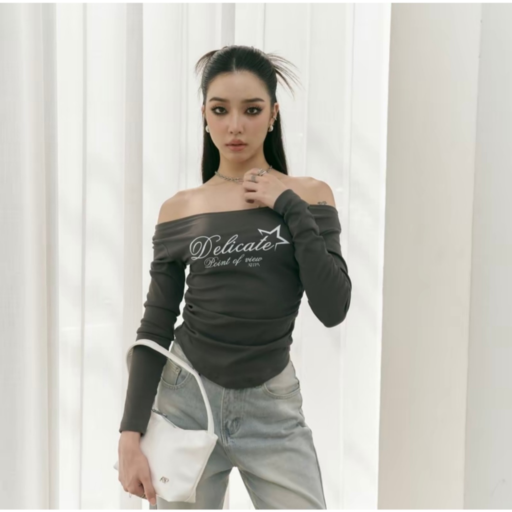Atipashop - LONGSLEEVE DELICATE POINT เสื้อแขนยาว ปาดไหล่ ย้นข้าง สกรีย ...