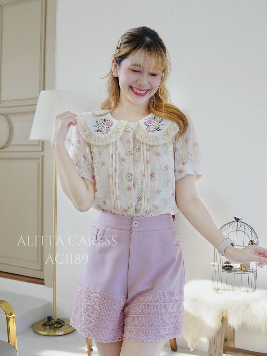 ALITTA CARESS :AC1189 เสื้อสีครีมพิมพ์ลายดอกลายฉลุ ปกขาวปักดอกไม้เเต่ง ...