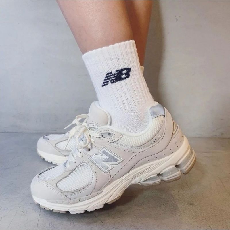 แท้ 💯 🇰🇷 New Balance NB 2002R Ivory/ Gray รองเท้าผ้าใบ รองเท้าวิ่ง สี ...